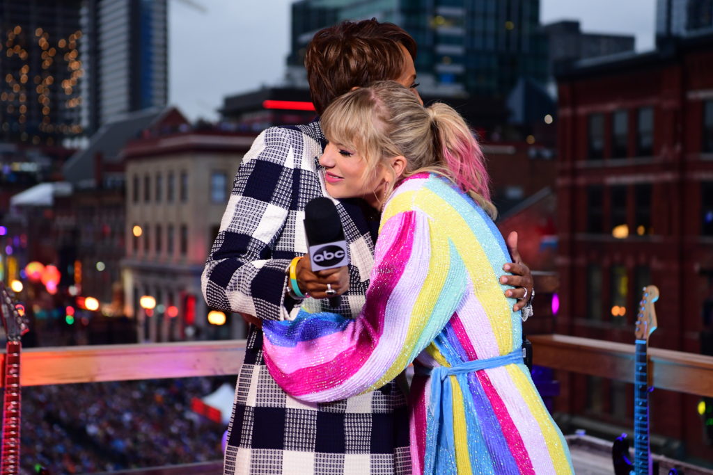 PHOTO GALLERY: Taylor Swift at the NFL Draft In Nashville - Stage Right ...