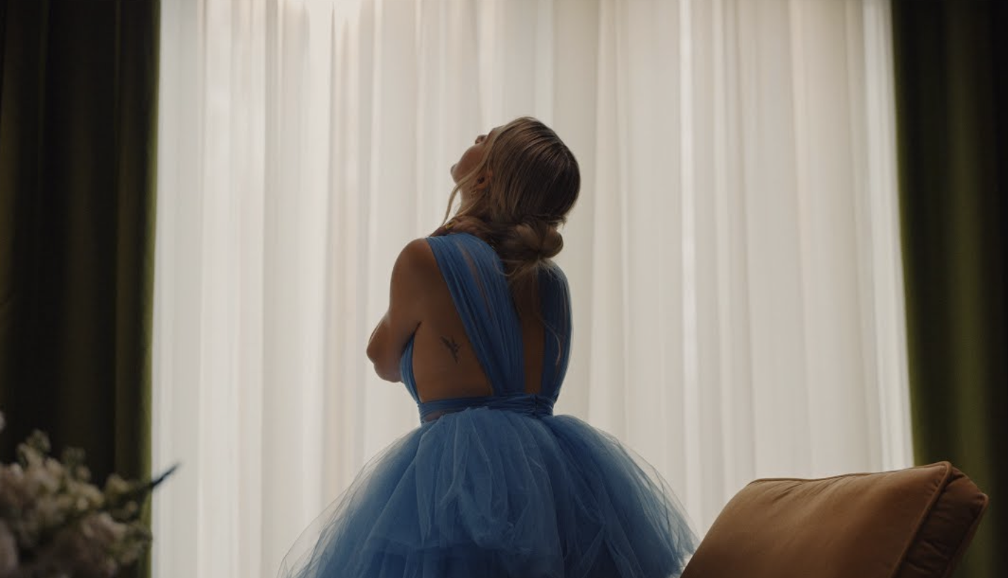 Kelsea Ballerini Starts Over in 'How Do I Do This' Video | SRS
