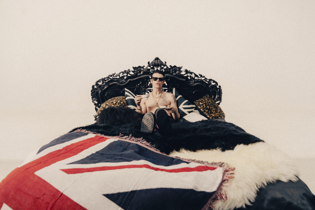 YUNGBLUD Releases Anthem To British Culture ‘LOVESICK LULLABY’ - Stage ...
